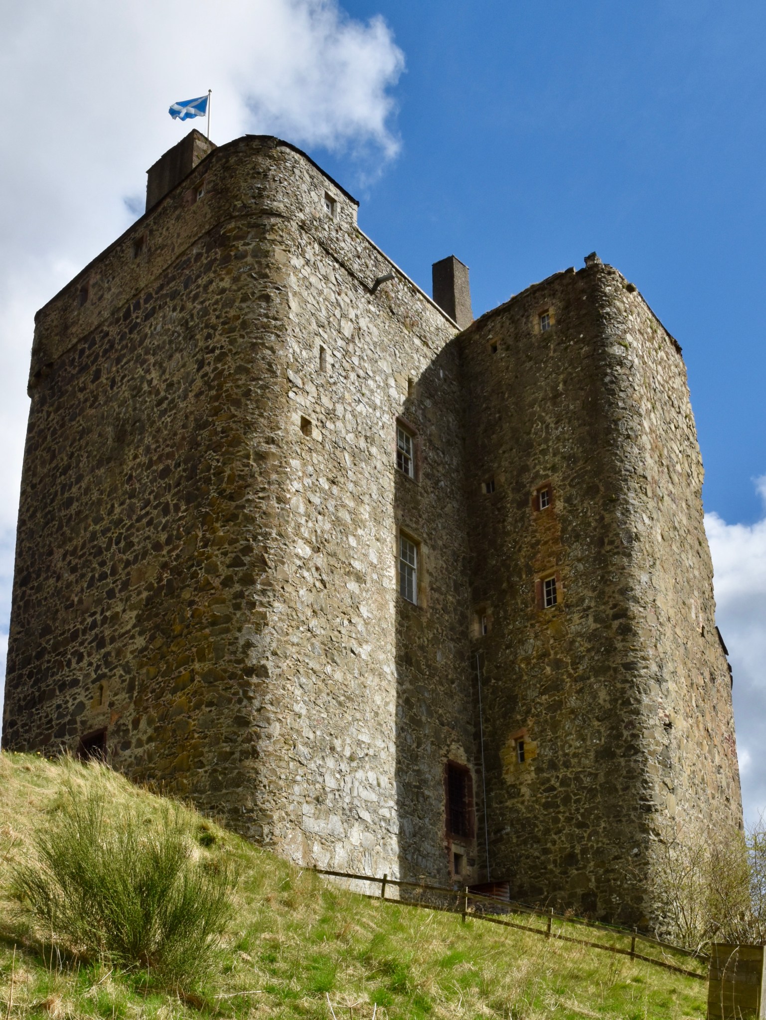 Explore Neidpath Castle: A Journey Through Scottish History – Thistle ...